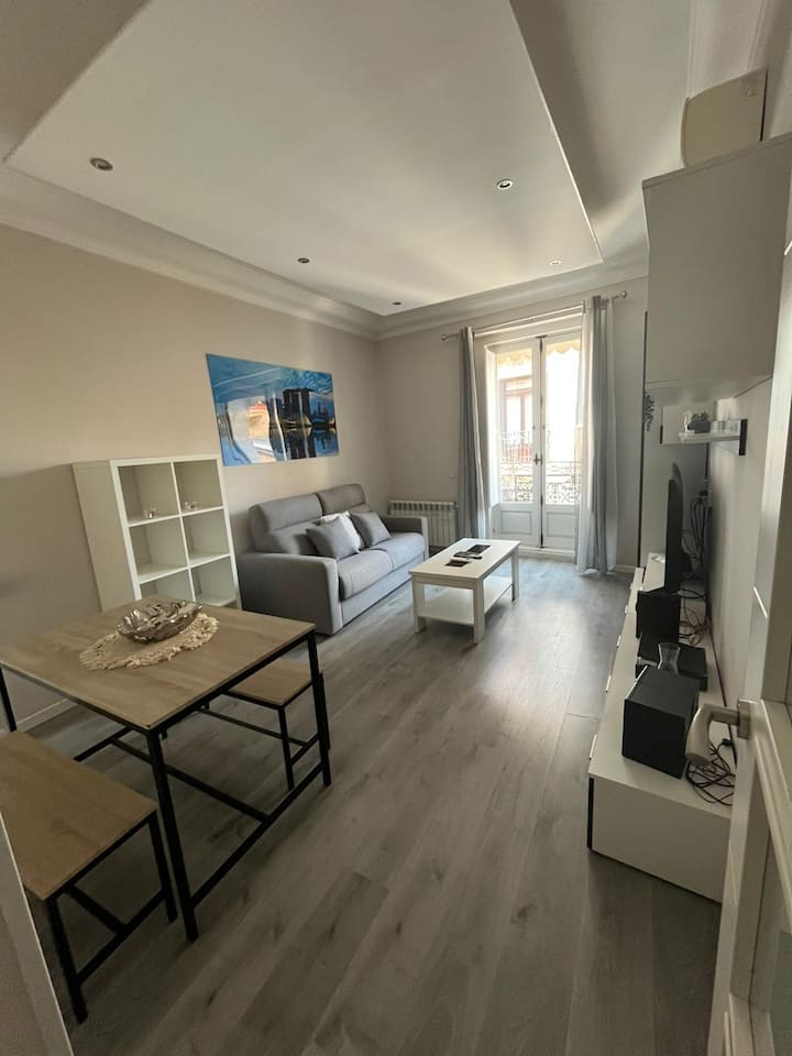 Awesome Apartment In Malasaña Next To Plaza España - Madrid