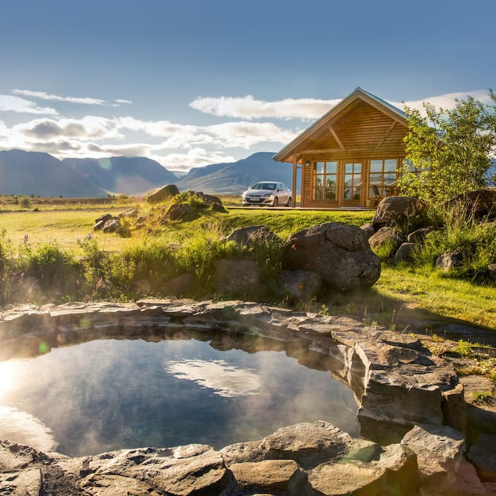 Cozy 4-person Cottage With Hot Pool - Iceland