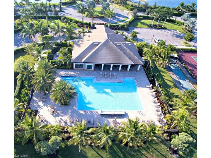 3 Bedroom + Den - Modern Home Designer Furnished - Bonita Springs, FL