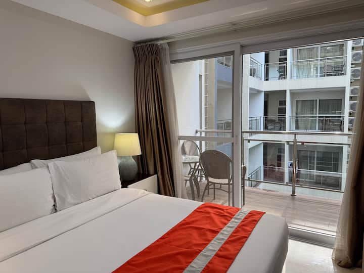 Grand Studio With Pool View Balcony - Ángeles