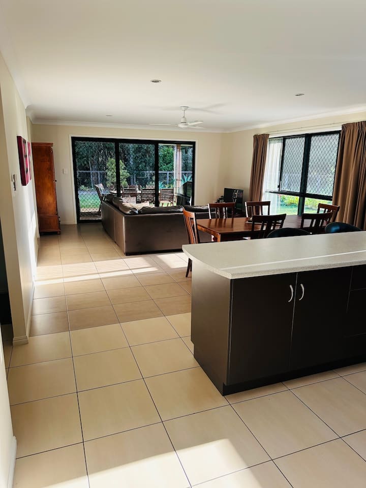 Spacious Family Home - 10 Min Walk To Beach - Queensland