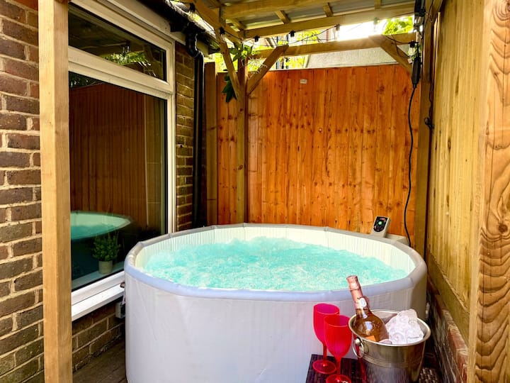 Blue Riad Hot Tub & Shisha Private Apartment - England
