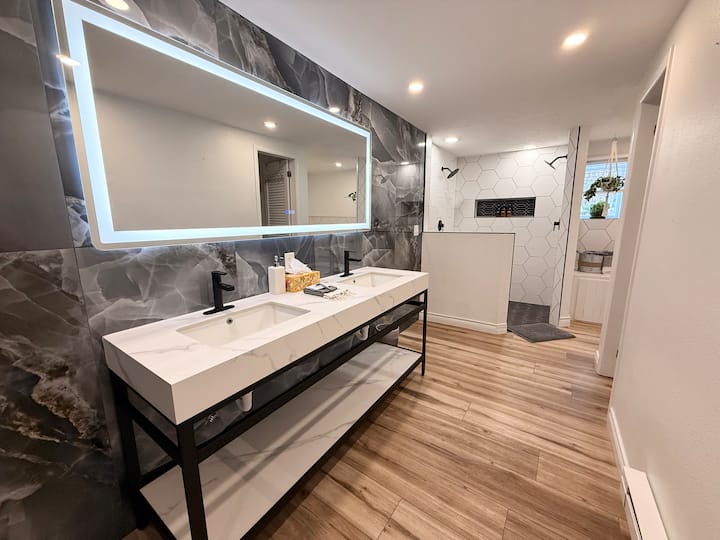 Private Home, Luxury Shower, Dog-friendly! - Colorado Springs, CO
