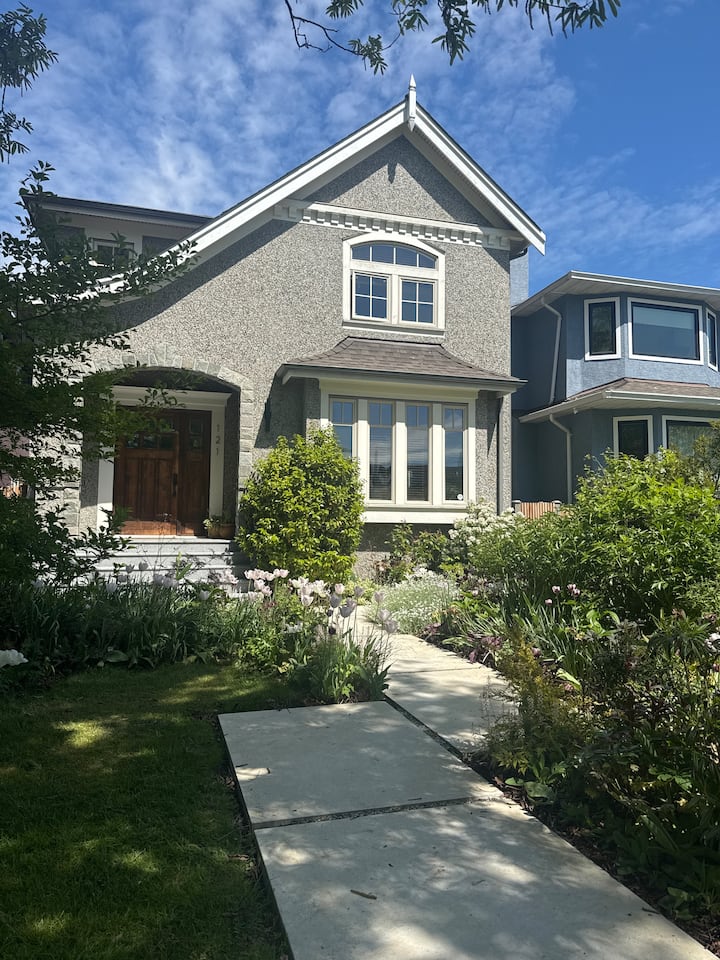 * Meg's Place * 
In The Heart Of Vancouver Bc - Vancouver