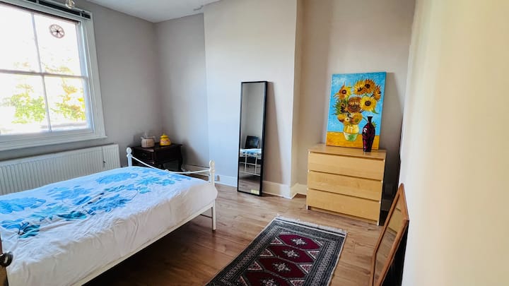 Double Bedroom, Garden View - Woolwich