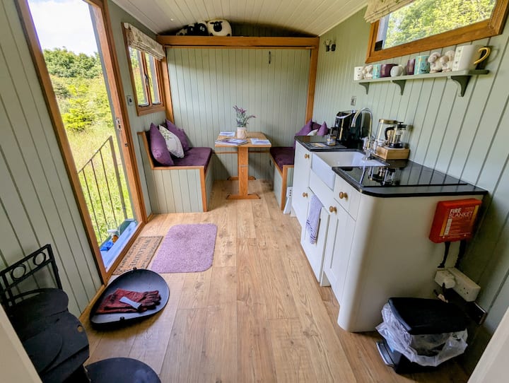 Hideaway: Where Tiny Living Meets Lovely Luxury - Caernarfon