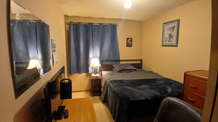Ac. Clean & Quiet. Queen Bed. Fast Wifi. Amenities - Canada