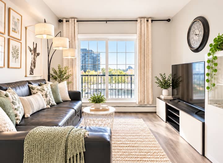 Downtown Calgary | Free Heated Parking | Sleeps 6 - Calgary