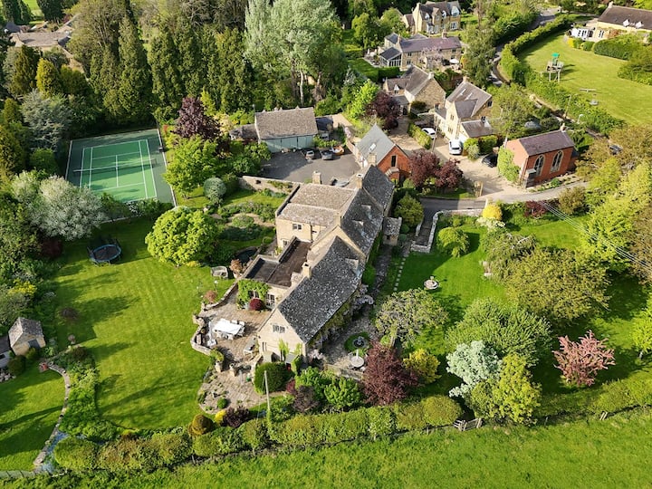 Old Chapel & Studio Tennis Court - Moreton-in-Marsh