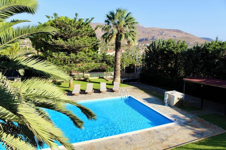 Family-friendly Villa With Big Private Pool - Milos