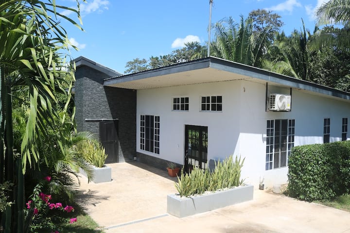 Charming Tropical Getaway With Pool, Sleeps 4 - Belmopan
