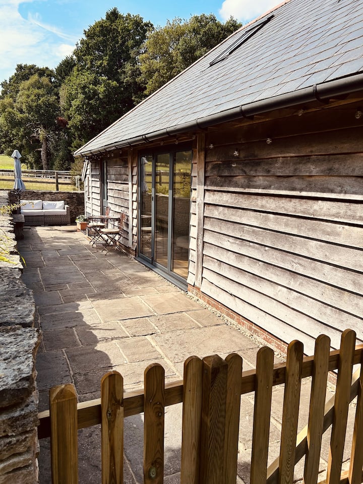 Wisteria Studio: Rural Retreat With Private Patio - Farnham
