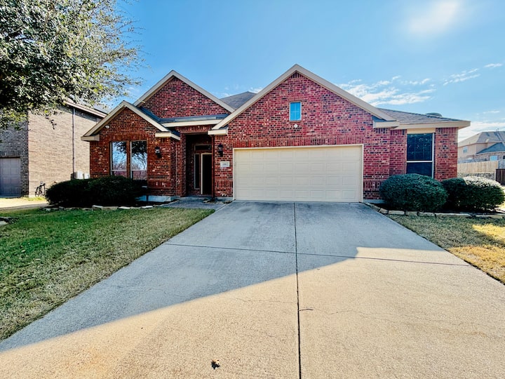 Spacious Retreat - Smart Home With Fun Amenities - Cedar Hill, TX
