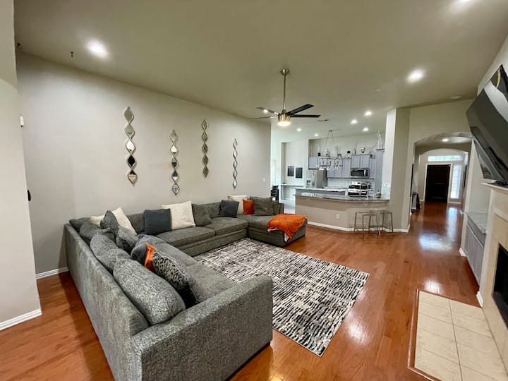 Spacious Retreat - Smart Home With Fun Amenities - DeSoto, TX