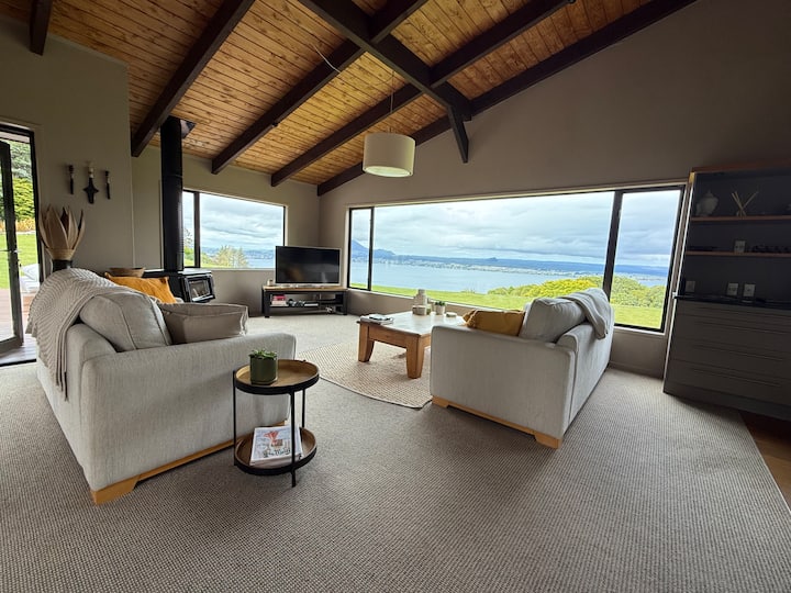 Stunning Panoramic Lakeview , Spa Pool & Privacy - Taupō