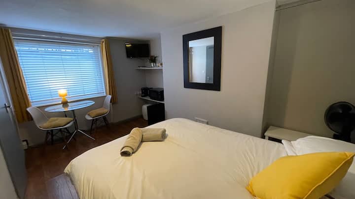 Cosy Double Room Centrally Located Nr Beach & Pier - Brighton and Hove
