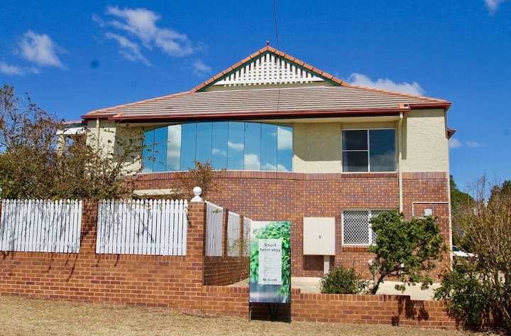 'Macville' Spacious Short/medium Term Apartment #1 - Toowoomba