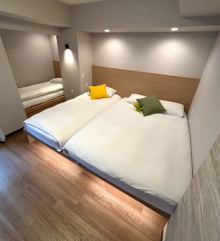 徒步到黑門市場6分鐘!日本橋車站5分鐘! 4人家庭房 有電梯 有Wi-fi - Osaka