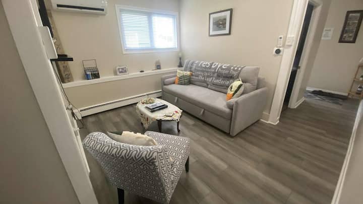 Cozy Home Away From Home - Near Mun & Avalon Mall - カナダ セント・ジョンズ