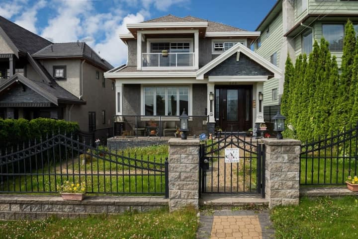 Stunning North Shore Family Home - Amazing Views! - ノースバンクーバー