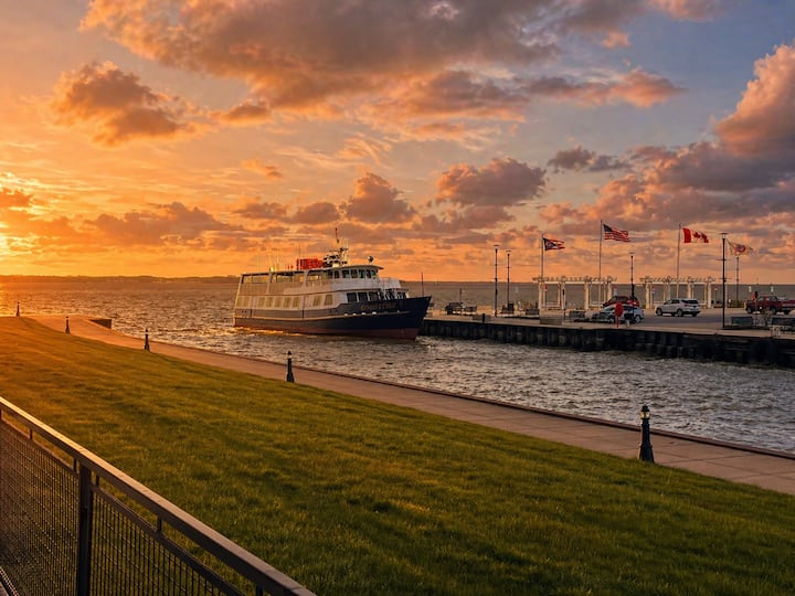 Waterfront W/ Patio Stunning Views Of Cedar Point! - Sandusky, OH