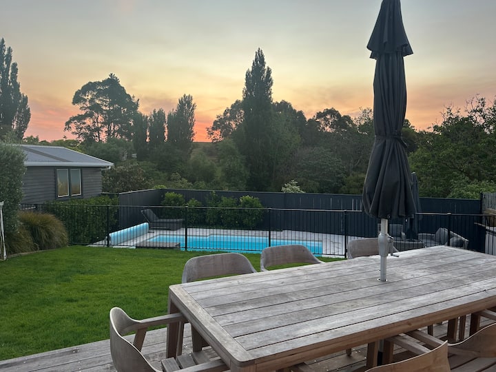 Sunny Renovated Home With A Pool - Hastings