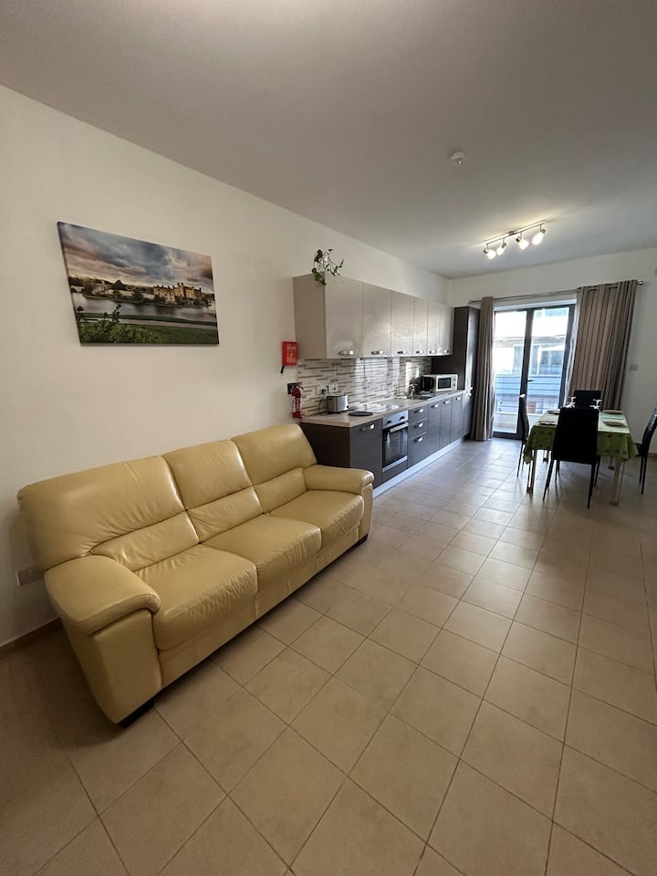 Cosy 2 Bedroom 2 Bathroom Apartment, Swieqi Malta - Malta