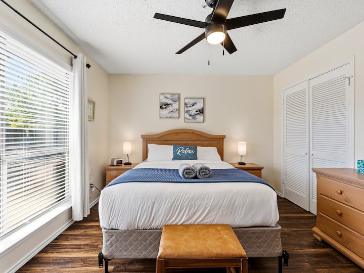 The Midcreek Stay | Cozy Retreat Near Dfw Airport - Euless, TX