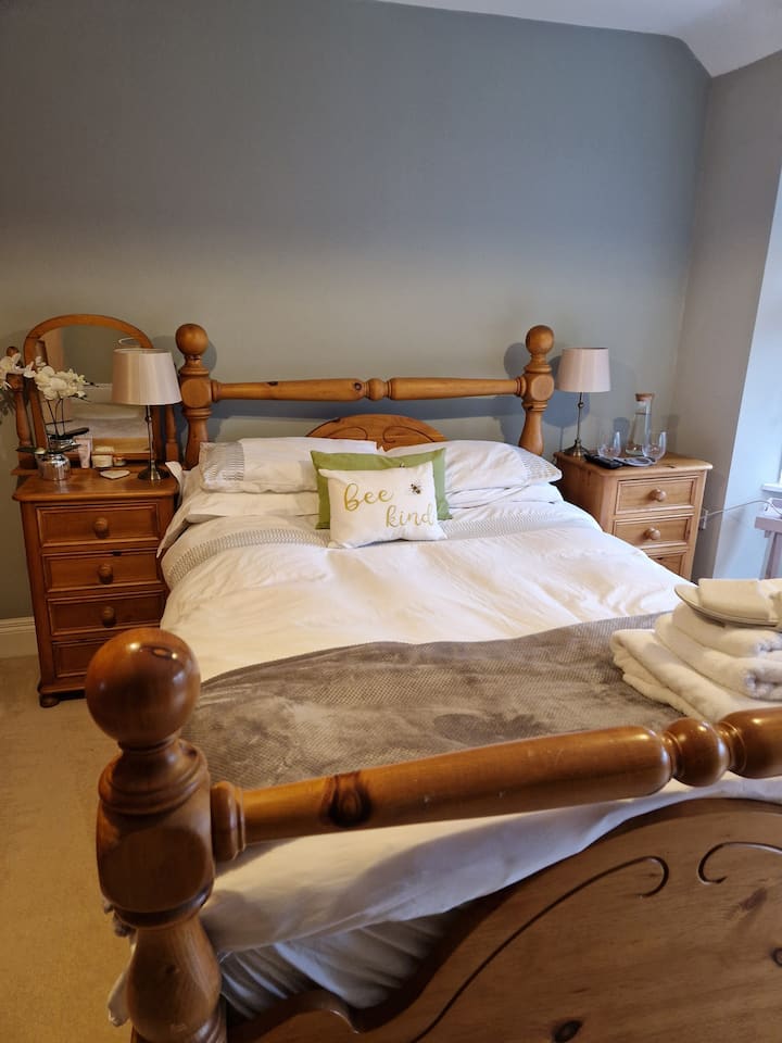 Cosy Double Bedroom In A Quiet Leafy Road In Hale - Knutsford