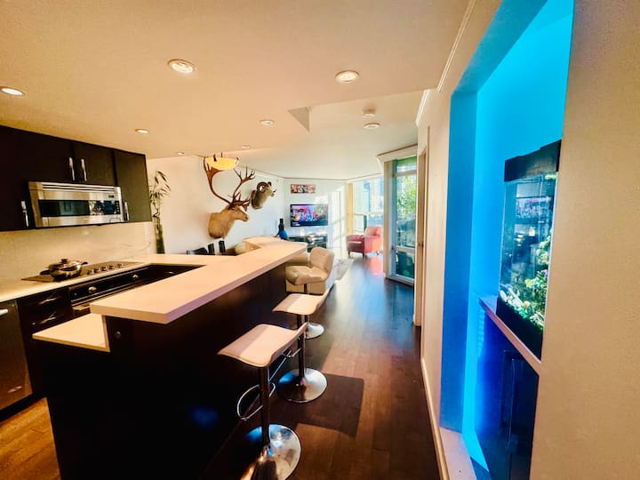 3 Bed Executive Suite @ Wall Centre - A/c+ Parking - Vancouver