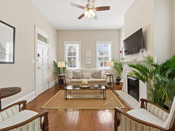Beautiful Victorian Condo: Off Street Parking - Savannah, GA