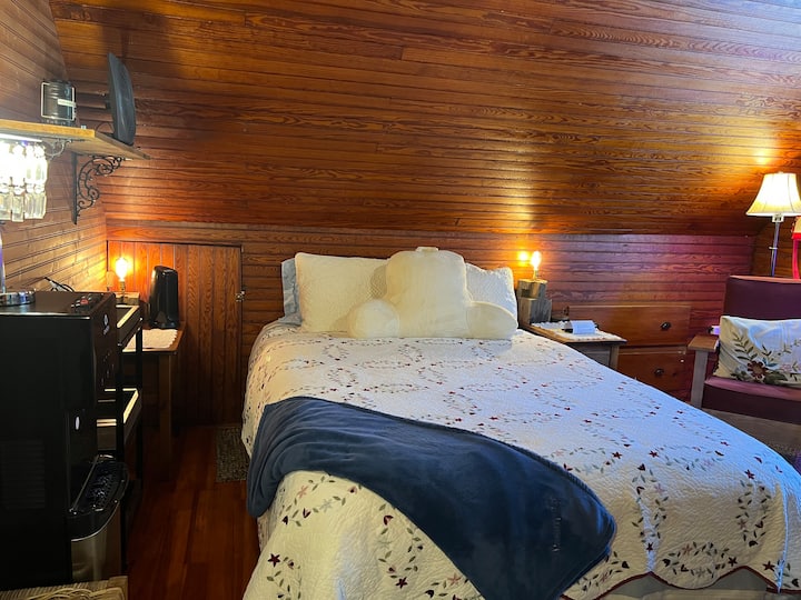 Private Apt With Balcony View/hot Tub - Augusta, ME