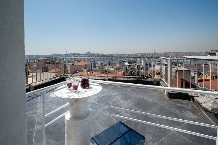 Modern, Spacious Flat With View ! - İstanbul
