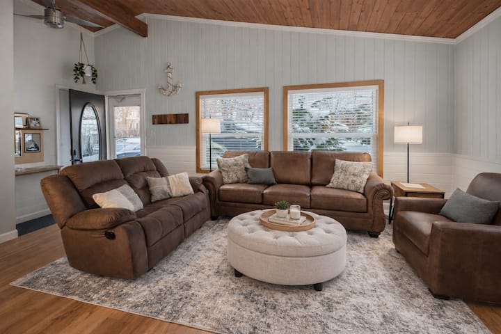 Cozy Breezy Cabin • Fire Pit • Large Fenced Yard - Minnesota