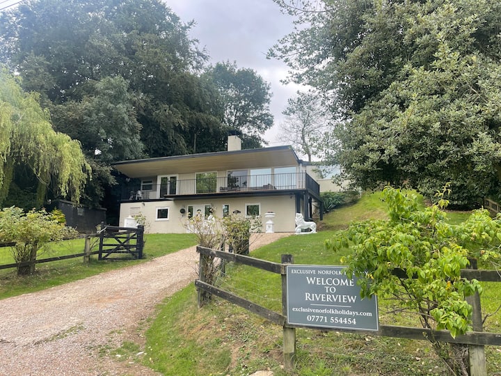 Riverview Sleeps 10 Contractors Welcome & Hot Tub - Norfolk