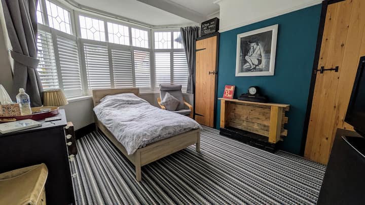 Single Bedroom & Private Bathroom Quirky Home - Southport
