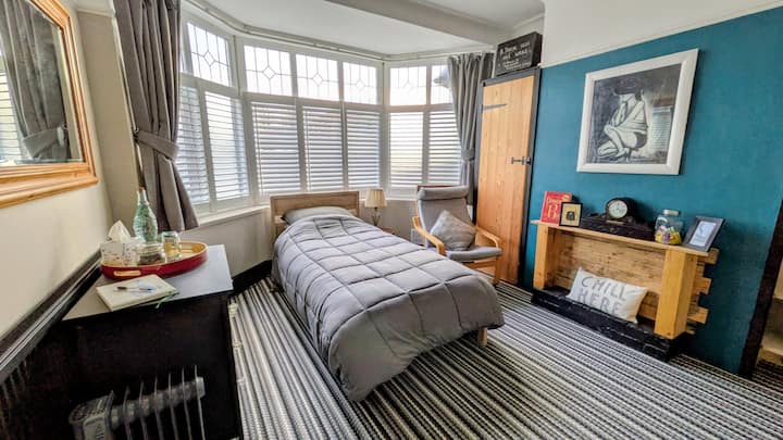 Single Bedroom & Private Bathroom In A Quirky Home - Southport