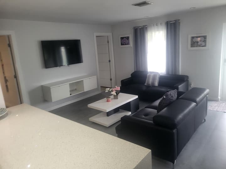 Private Cozy Jacuzzi Villa - Miami Gardens, FL