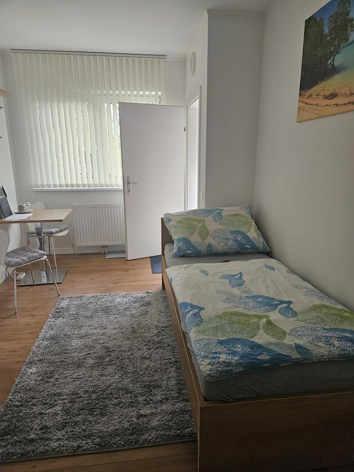 Gästezimmer Im Innenhof Mit Kleiner Terrasse - Aéroport de Vienne-Schwechat