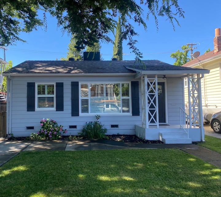 *Bright, Stylish, Modern, Land Park Gem! - Sacramento, CA