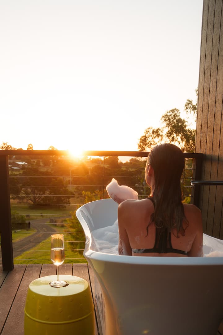 Architecturally Designed Home With Outdoor Bathtub - Hobart