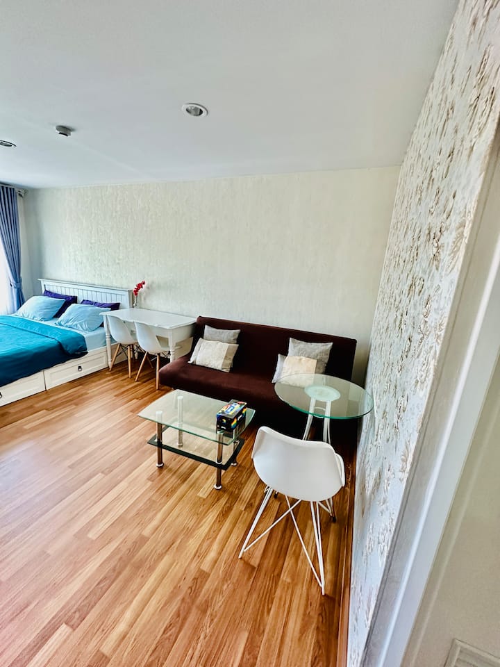 Close To Mrt 200 Meters, Near Chatuchak, Free Wifi - Bangkok