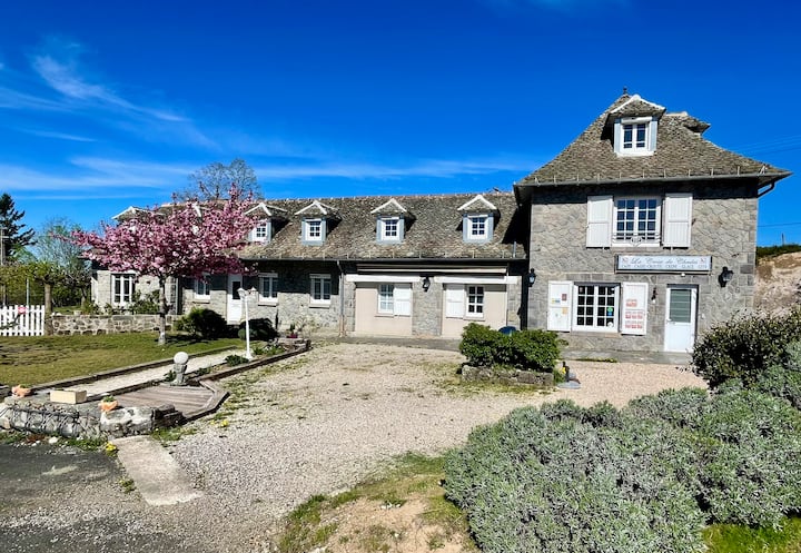 Gîte De Groupe Familial Pour 14 Personnes - Salers