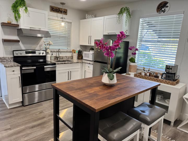 Lantana Beach Bungalow - Boynton Beach, FL