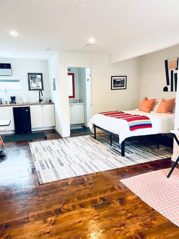 Wild West Decor Studio 11 Walkable Artsy Montrose. - Houston, TX