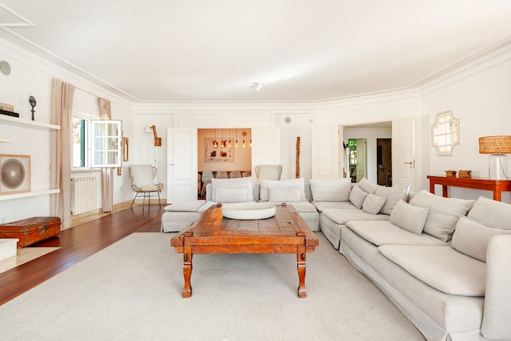 Noble Villa: Six Suites, Pool, Co-working Space - Cascais