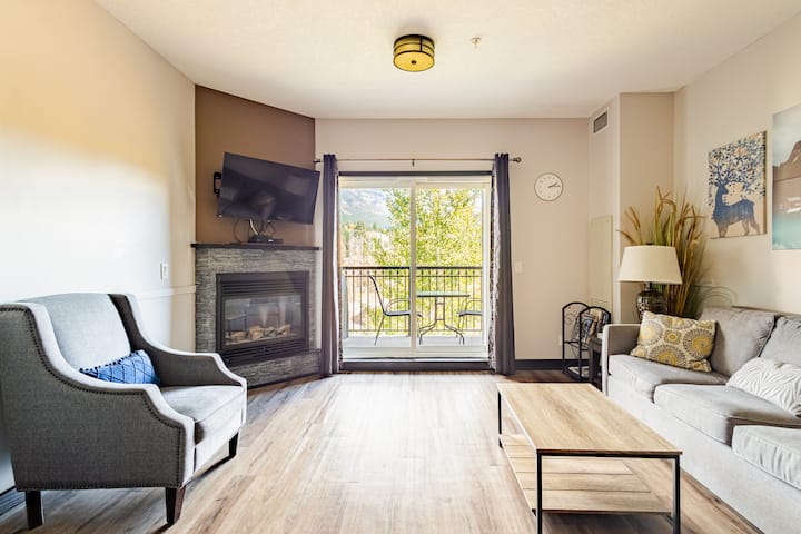 Mountain Views, Pools, Fitness, Restaurant & More - Canmore