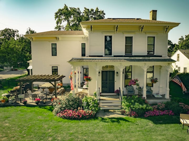 The Grand Victorian Retreat - Winter Edition - Muskegon, MI