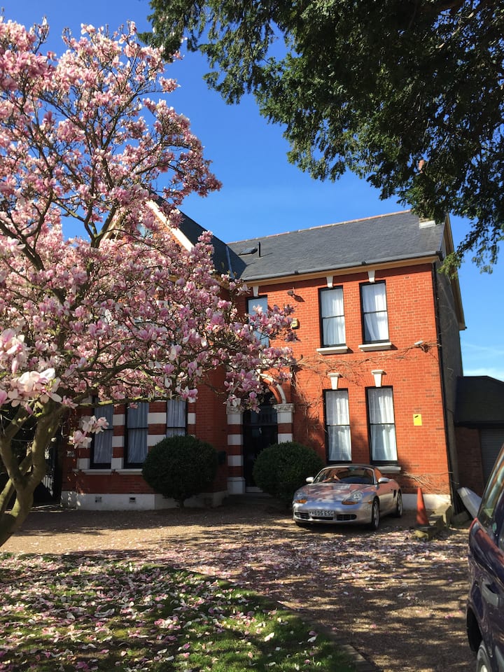 Well Located 10 Bedroom Group House For 30 - London