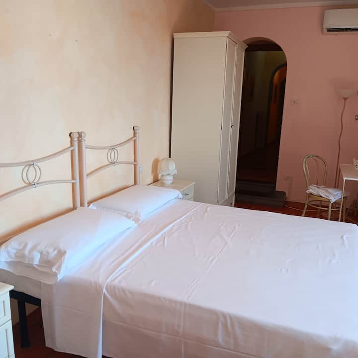Spaziosa Camera Con Quattro Posti Letto E Bagno - San Miniato